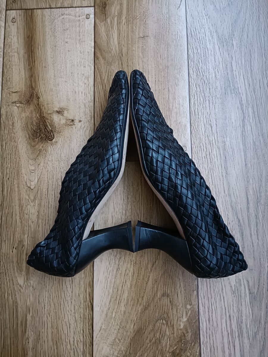 BOTTEGA VENETA ALMOND INTRECCIATO NAPPA HEELS SIZE 38.5/39 BOTTEGA VENETA ALMOND INTRECCIATO NAPPA HEELS SIZE 38.5/39