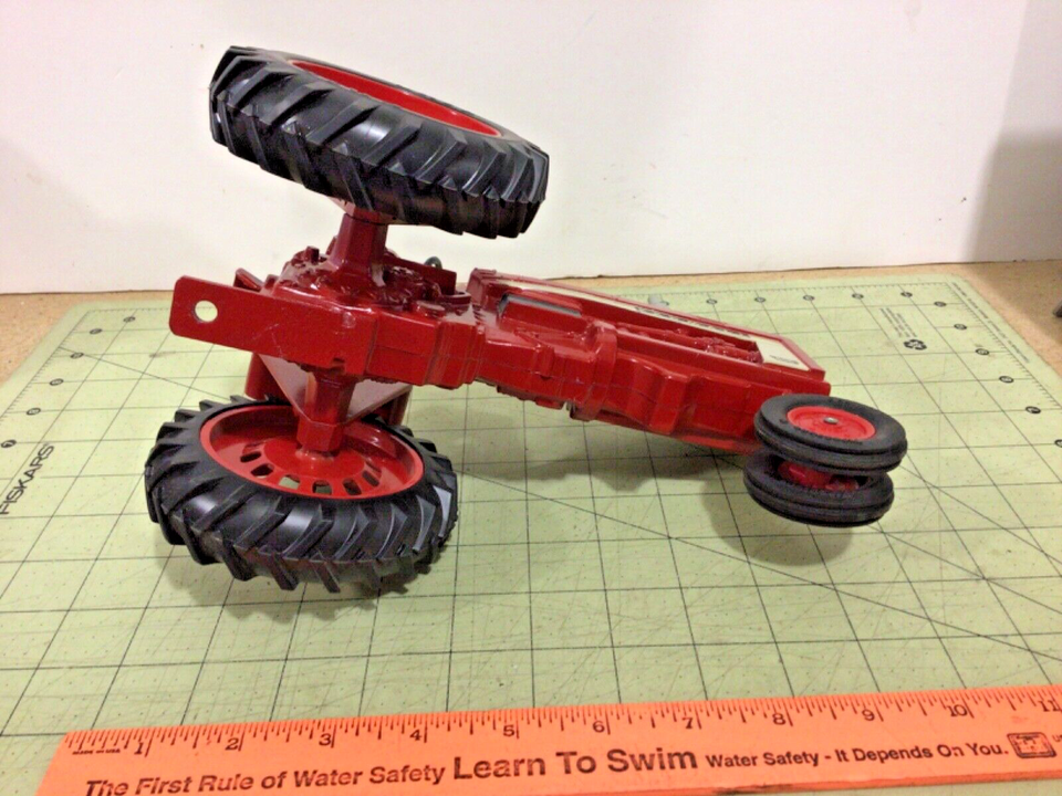 Vintage 1/16 Farmall 806 narrow front tractor with square fenders ...