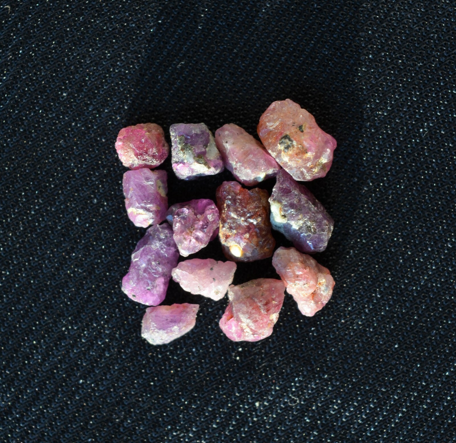 Lot Rubis brut de Birmanie 21,85ct rough gemstones red ruby unheated ...