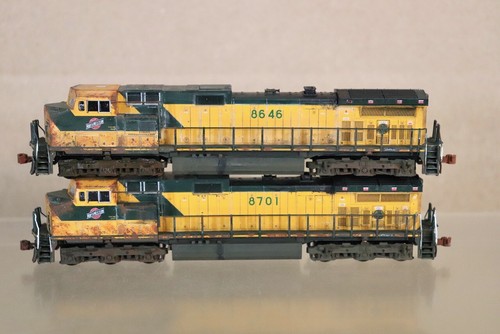 KATO 106-2451 WEATHERED C&NW DYNAMIC DUO C44-9W DIESEL LOCO 8646 8701 ...