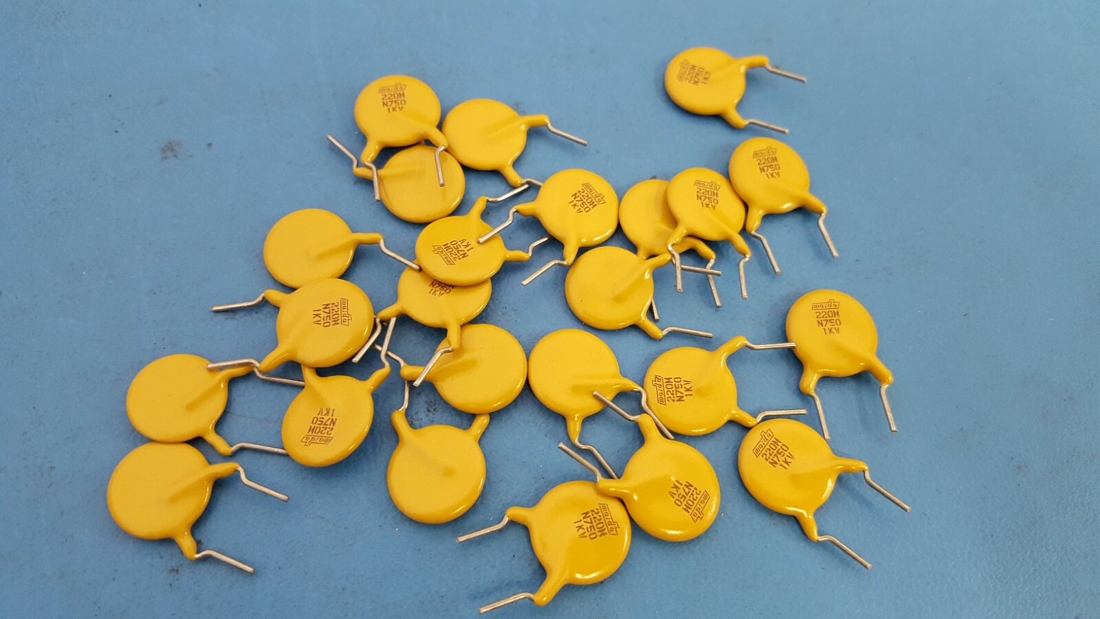 Ceramic Disc Capacitor, 0.22nF, 220pF, 1000V, 1KV, Radial, Maida, 100 ...
