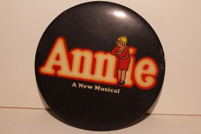 VINTAGE LITTLE ORPHAN ANNIE THE MUSICAL PIN BADGE BUTTON | eBay