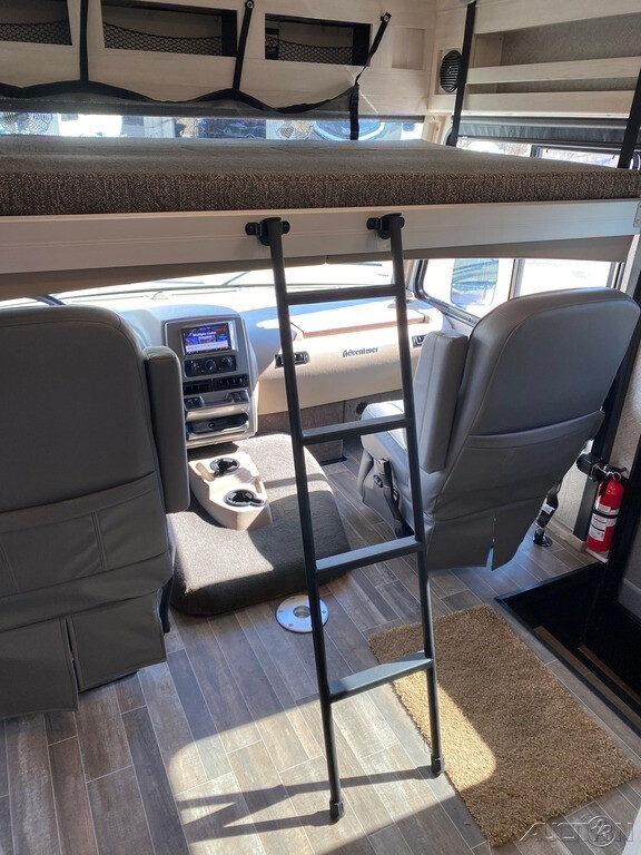 22 Winnebago Adventurer 35F Class A RV Gas Motorhome Camper Coach Cab ...