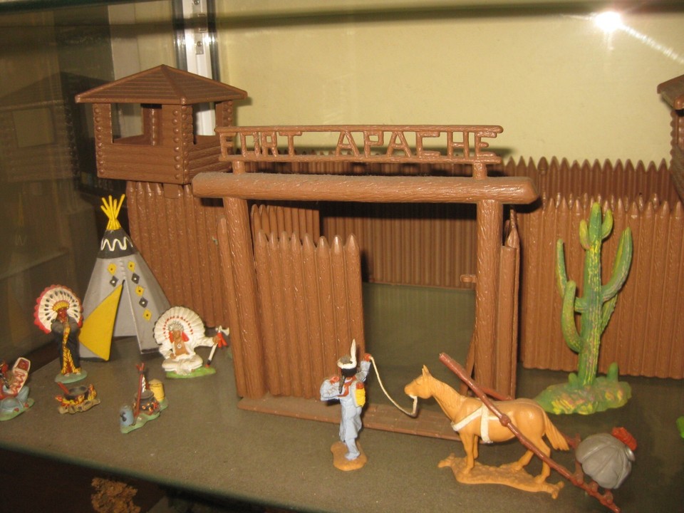 US 7th CAVALRY FORT APACHE DISPLAY DIORAMA BRITAINS DEETAIL SWOPPET ...