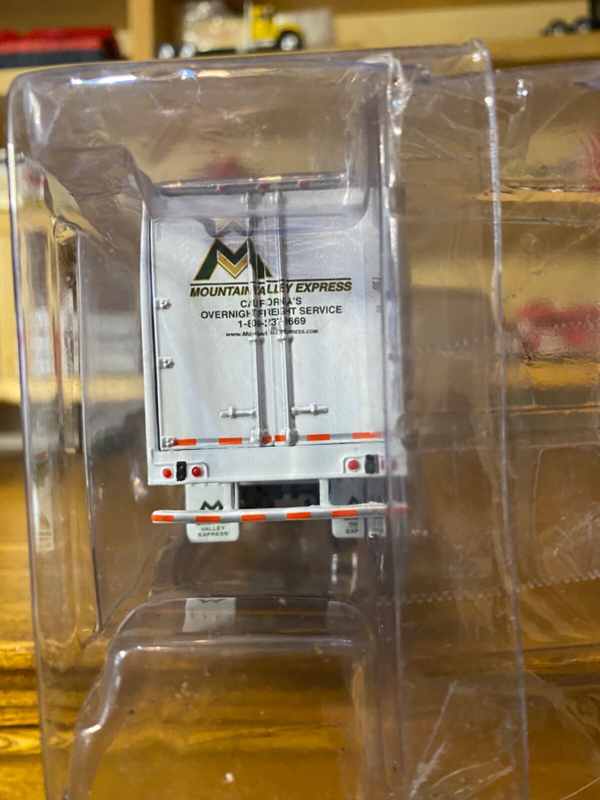 1/64 DCP INTERNATIONAL DAY CAB * 53FT. DRYVAN “MOUNTAIN VALLEY EXPRESS ...