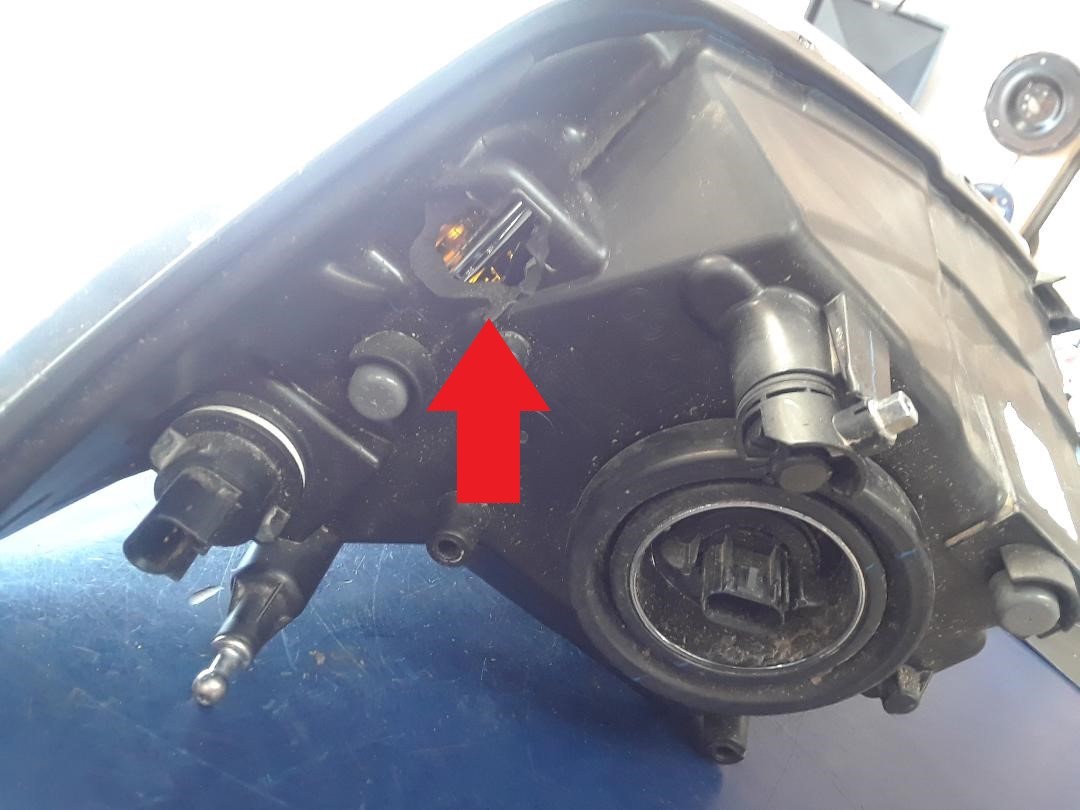 . Chrysler Dodge Pickup Headlight 55277409AG HAS BROKEN CLIP DRIVERSIDE ...