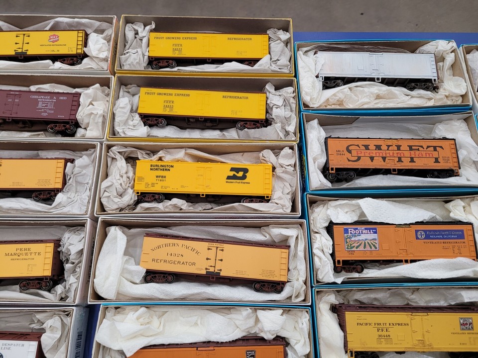 32pc Lot ACCURAIL HO Gauge Box Car Reefer Freight Train Metal Wheels ...