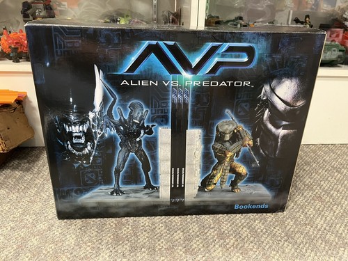 * DIAMOND SELECT ALIEN VS PREDATOR BOOKENDS #13/500 *ST | eBay