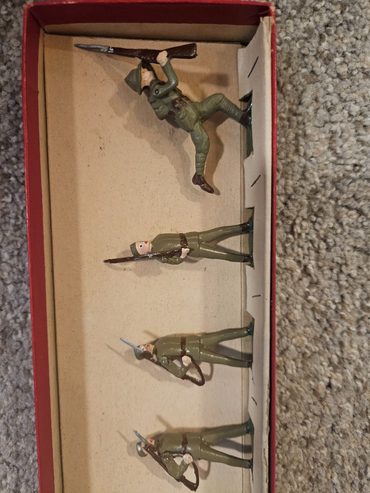 Comet Metal Products, 8 Metal Soldiers The Brigadiers, Charging Soldier ...