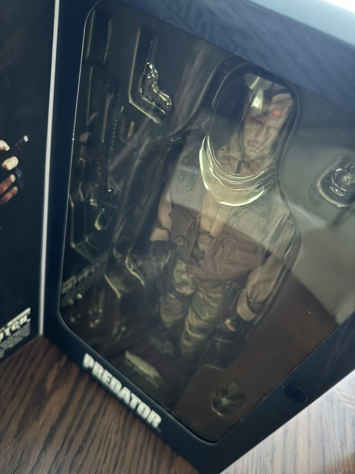 Hot Toys MMS72 Predator Major Alan Dutch Schaefer Sideshow Exclusive ...