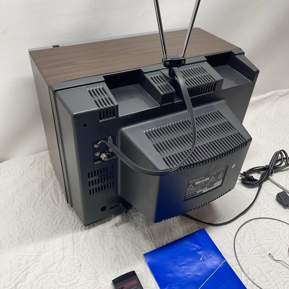 Vintage 1986 Emerson 13” CRT Tv Model ECR137 Wood Grain Color ETS ...