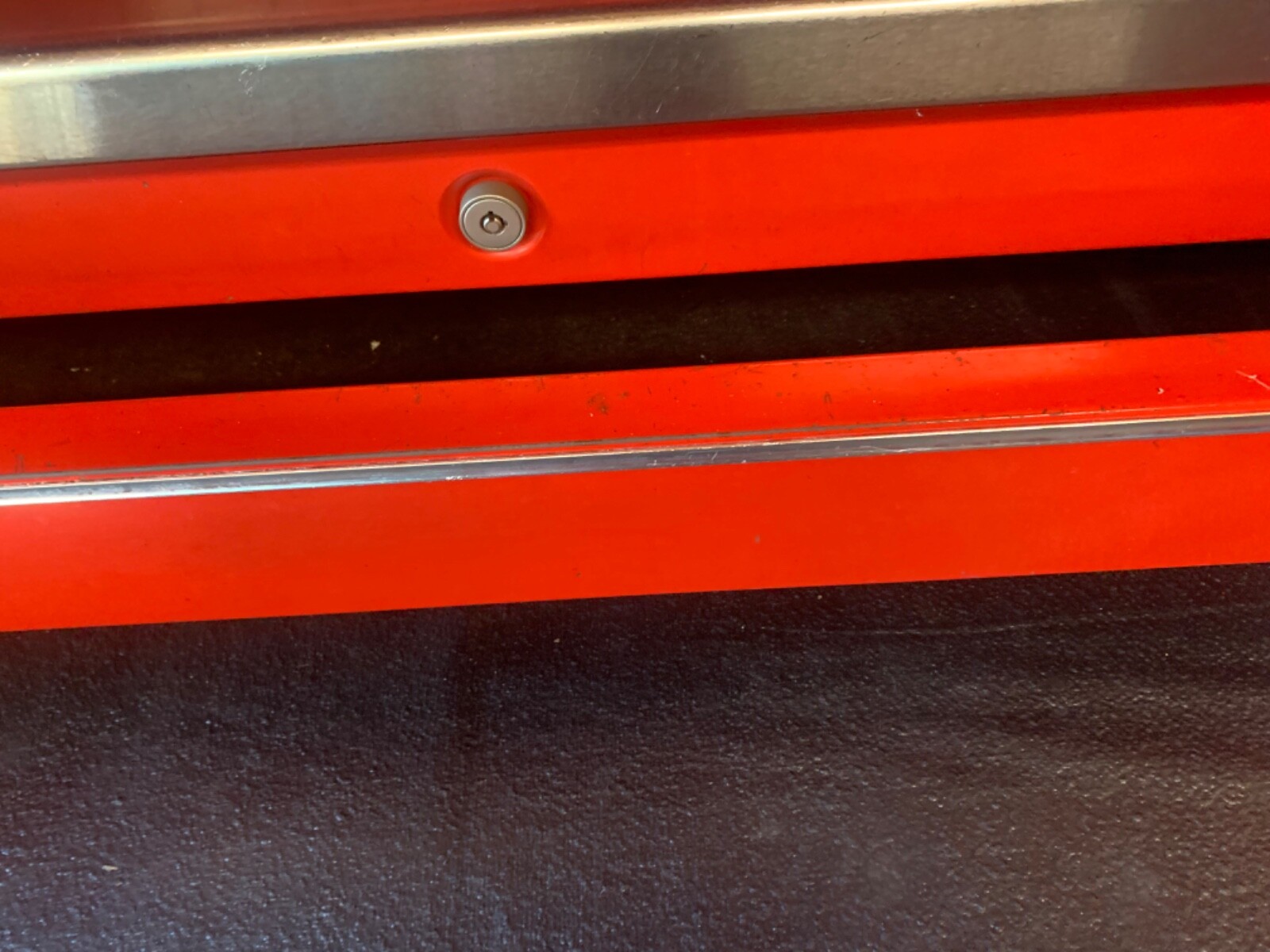 Snapon snap on Snap-on red pit box. Locks all work has brakes and ...