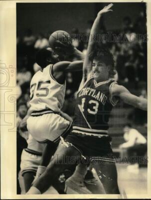 1984 Press Photo Basketball, Bobby Chestnut of LeMoyne and Bill Bowe of ...