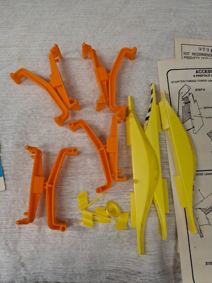 Aurora AFX Road Blocker Speed Steer Slotless Race Car Set 1979 (AS-IS ...