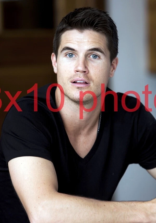 Robbie Amell Tomorrow People