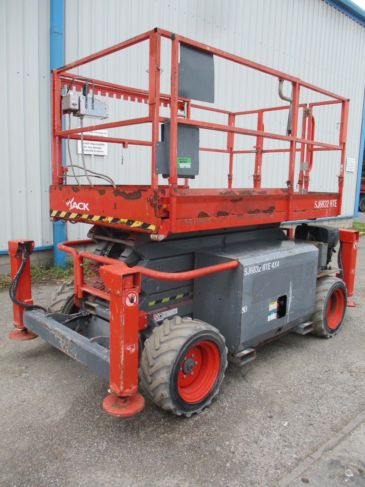 2014 Skyjack 6832 RTE Scissor Lift Access Platform cherry picker ...