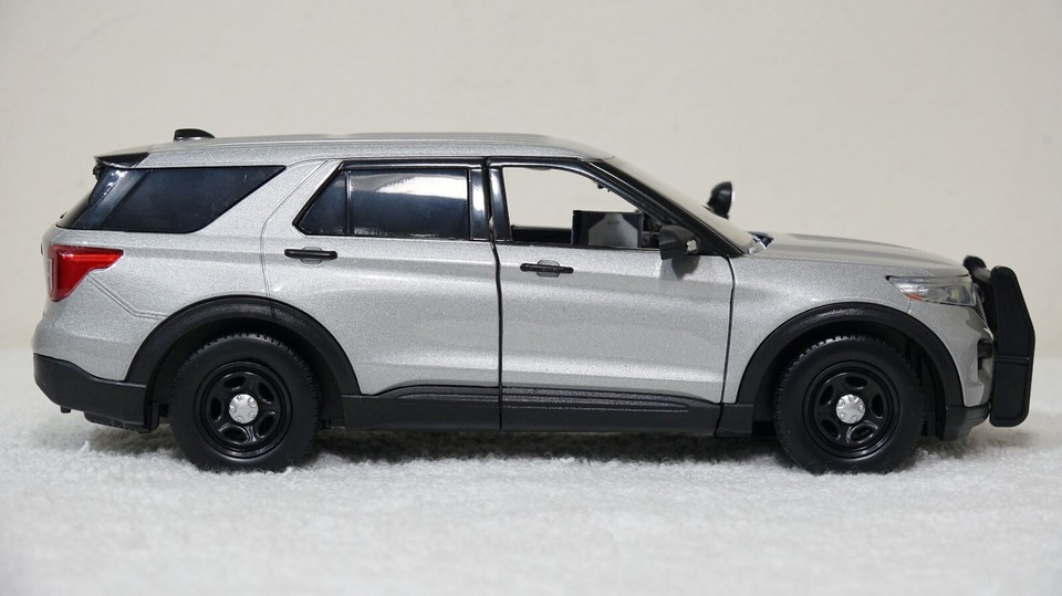 1/24 Silver Undercover 2022 Explorer Lights and Siren SEE DESCRIPTION ...