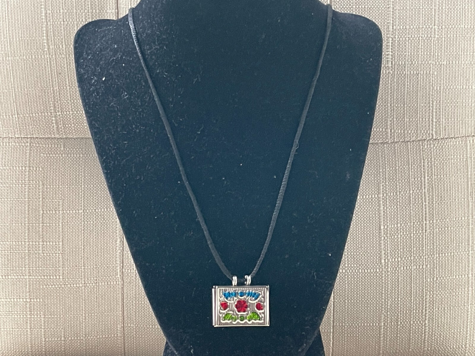 Locket Necklace Keeper Pendant Silver Tone Fashion Jewelry Black Cord ...