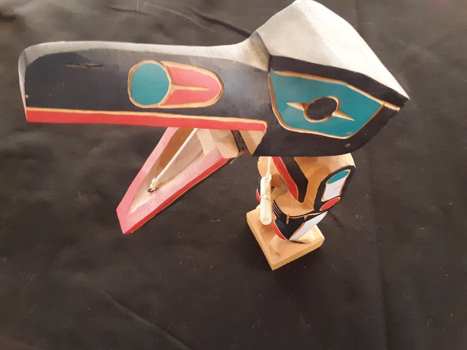 NORTHWEST COAST WOODEN TOTEM POLE, ARTICULATED RAVEN MAN EFFIGY WY-1124 ...