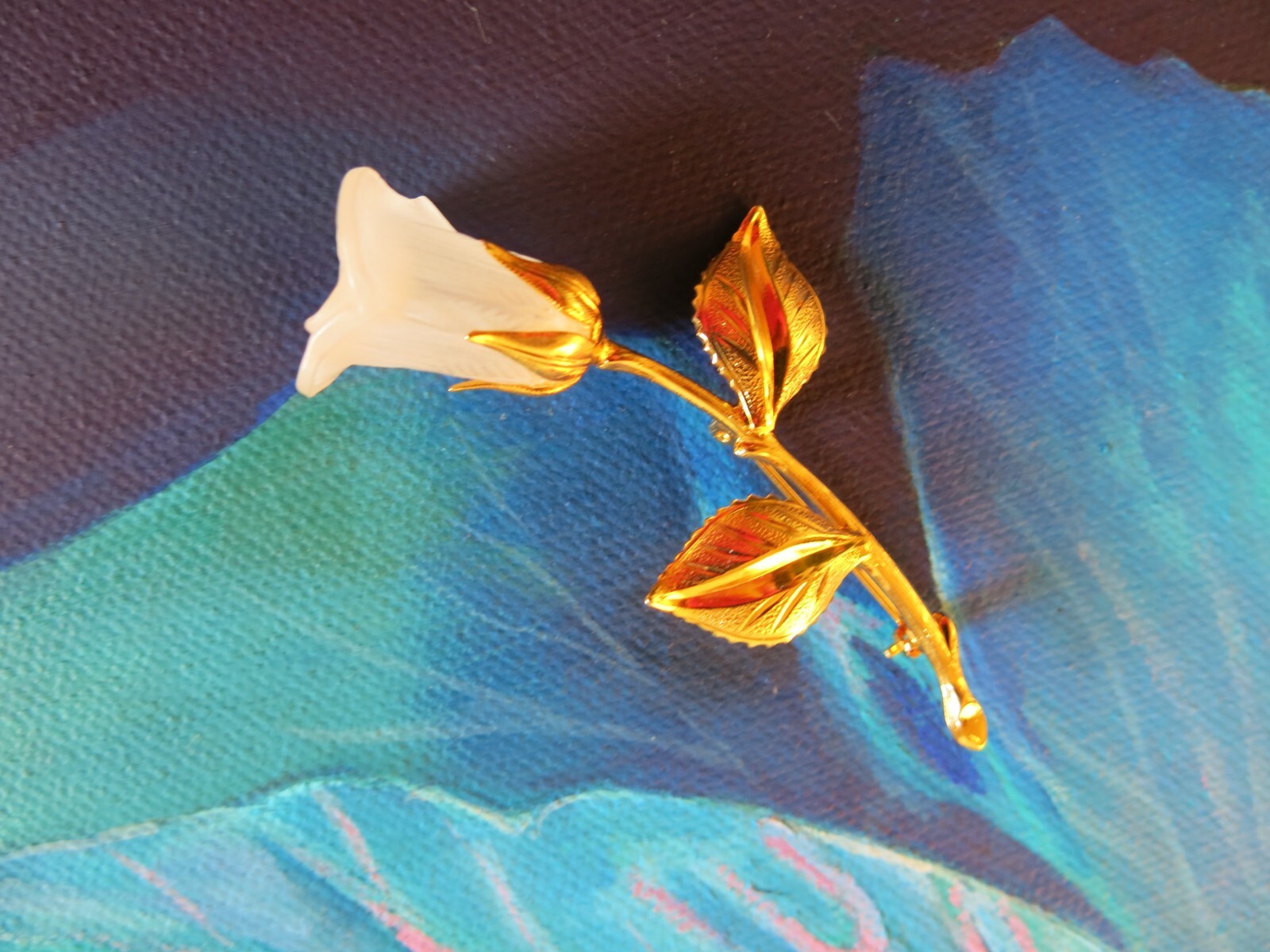 Vintage White Bakelite Rose Flower Gold Tone Romantic… - Gem