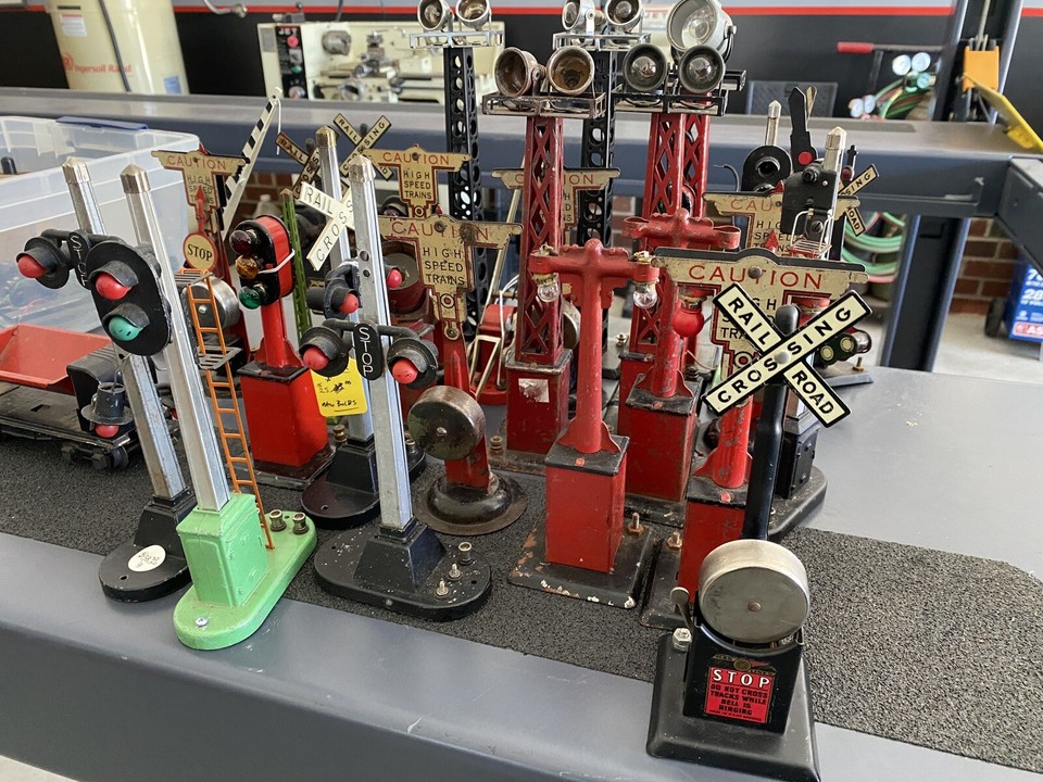 HUGE lot Of Vintage Lionel, Marx Train Gates, Crossings, Light Towers ...