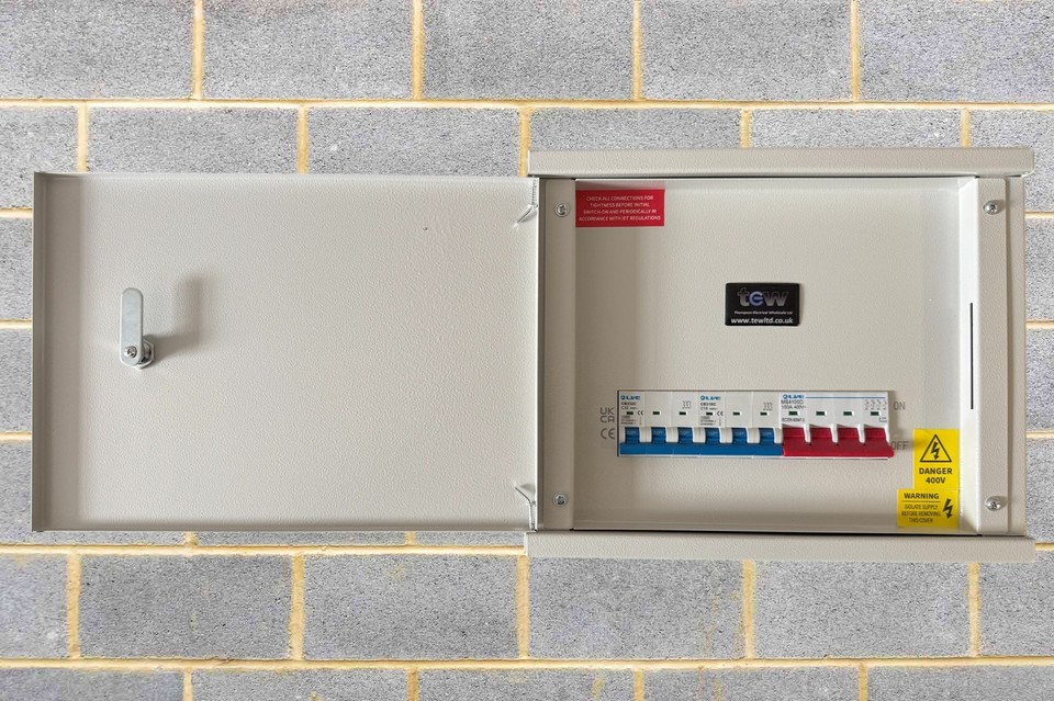 3 Phase Metal Distribution Board Consumer Unit Workshop, Industrial ...
