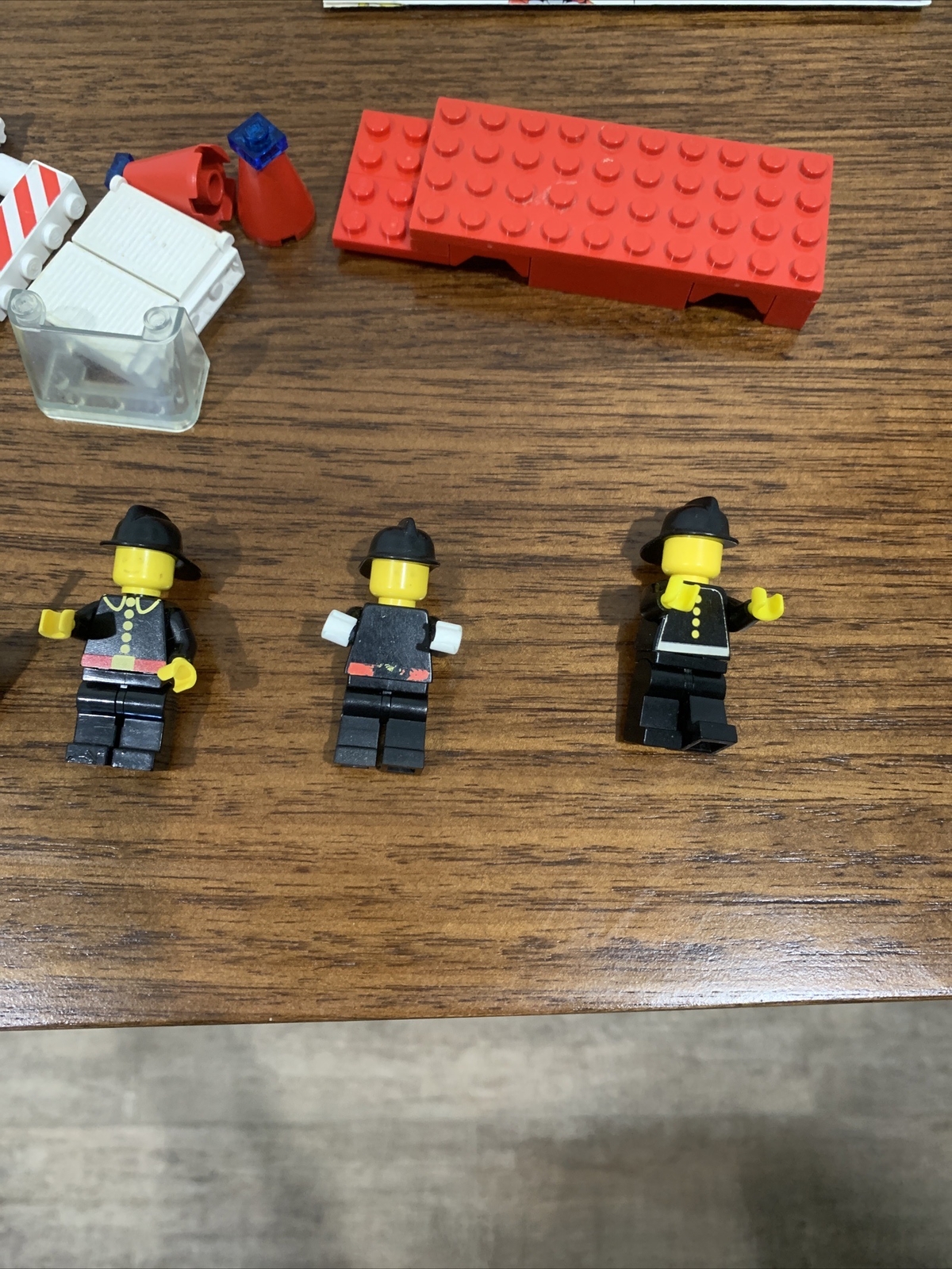 Legoland Bulk 7mini figures plus instruction for 6690 ,6686,6650,6681 ...