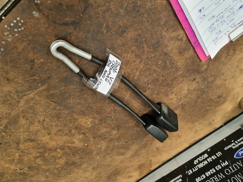 HOLDEN VZ COMMODORE CREWMAN CENTRE & RIGHT REAR SEAT BELT STALK BUCKLE ...