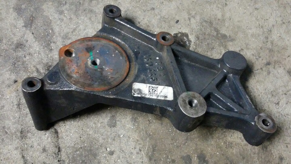 International Mounting Bracket 1832771C1 7095176C1 | eBay