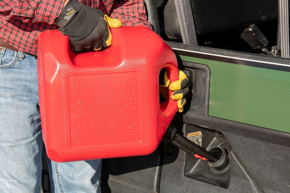 Midwest Can Company 5-Gallon Gas Can - CARB/EPA Compliant (Model 5610-4 ...