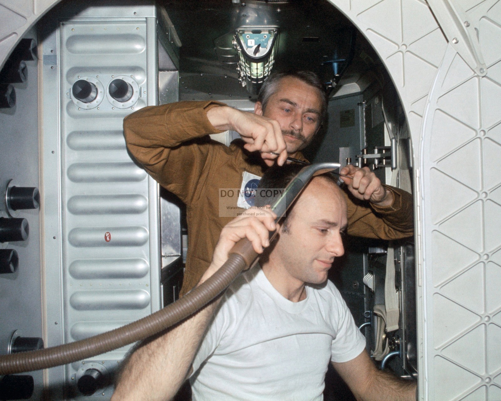 ASTRONAUT ALAN BEAN GETS A HAIRCUT DURING SKYLAB 3 - 8X10 NASA PHOTO ...