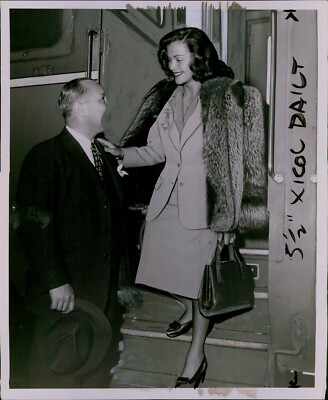 LG852 1944 Orig Moulin Photo SEXY GLAMOROUS WOMAN Stepping Off Train ...