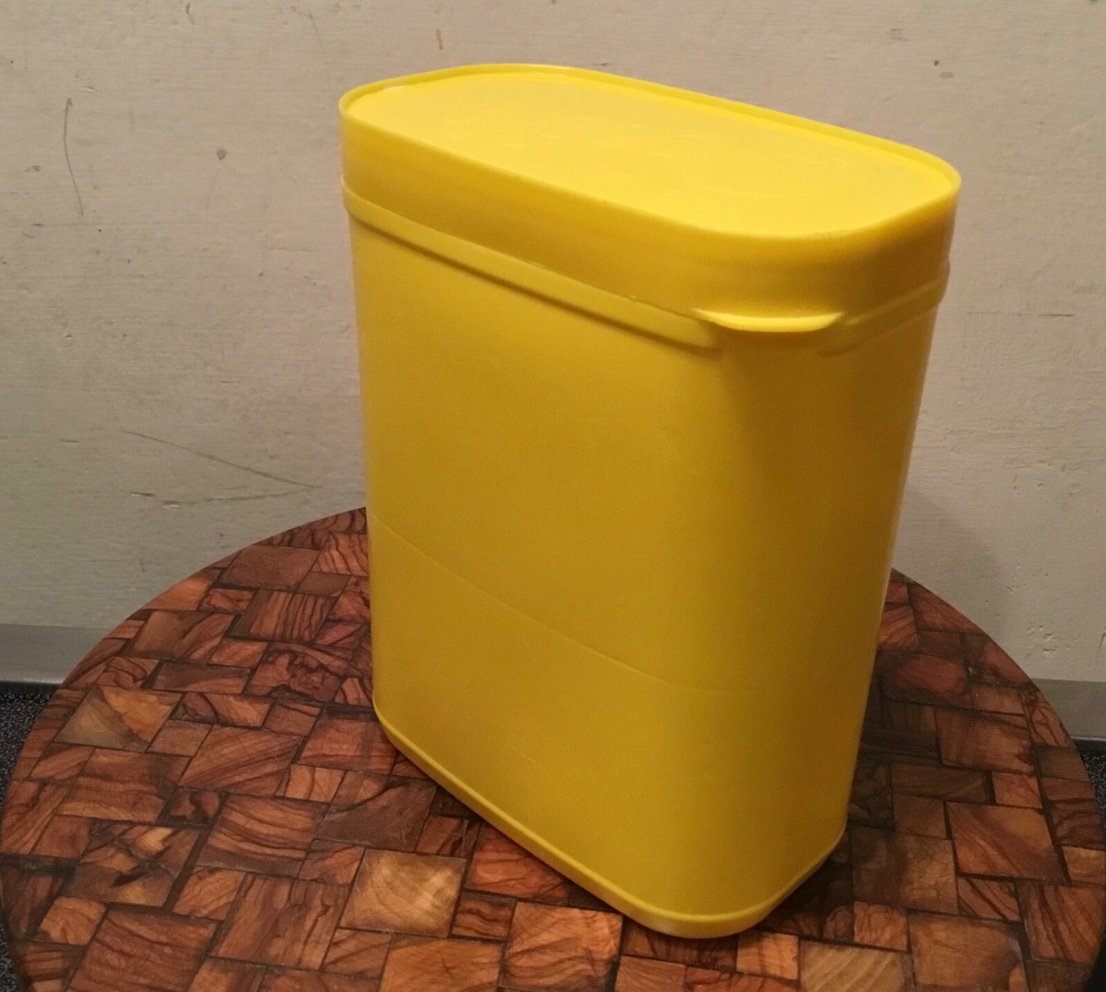 NESTLE YELLOW QUIK CUP WITH LID CONTAINER / DISPENSER | eBay