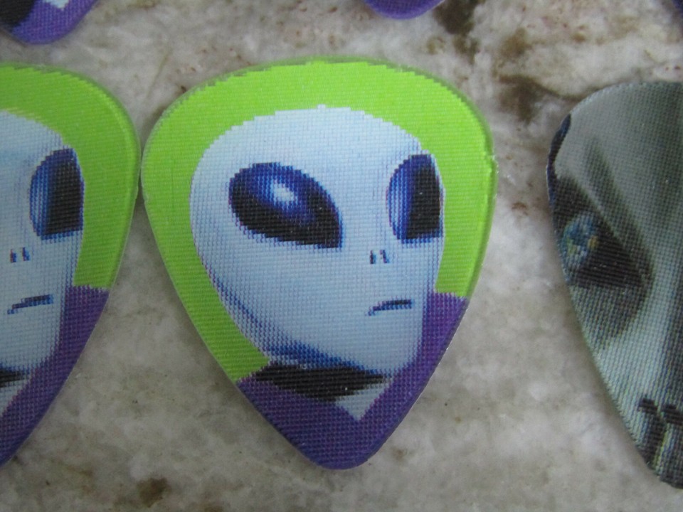 12 HOLOGRAM GUITAR PICKS from HOT PICKS USA - SPACE ALIENS - 2 TYPES | eBay