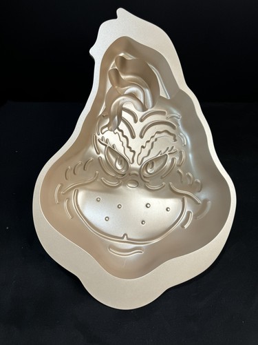 WS Williams Sonoma Grinch Face Nonstick Cast Aluminum Cake Pan ...