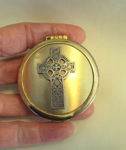 VINTAGE GOLD TONE KEEPSAKE ROUND CROSS CONTAINER w/ROSARY (IN MEMORY OF ...