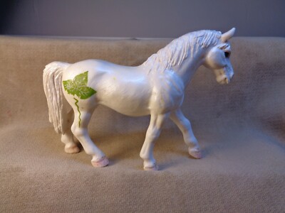 SCHLEICH 2005 WHITE HORSE WITH GLITTER AND GREEN LEAF FIGURE (MA211) | eBay