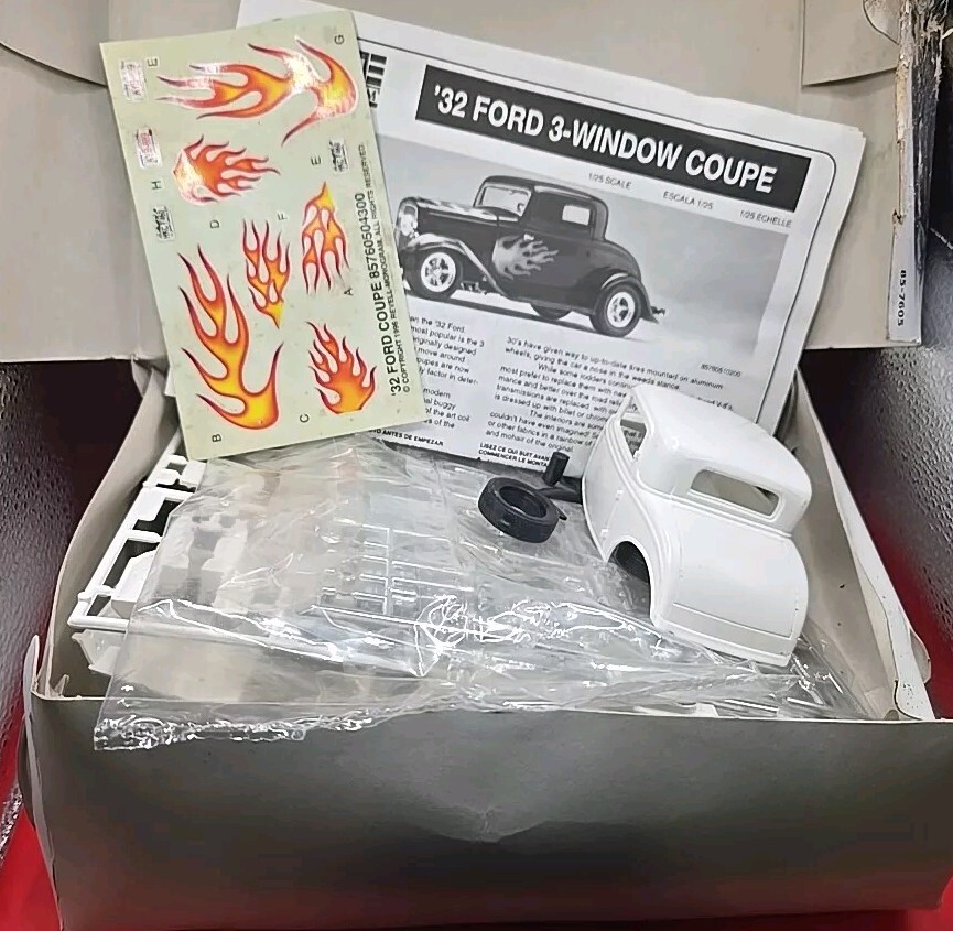 Revell 7605 1/25 Scale '32 Ford 3-Window Coupe Street Rod Model Kit ...