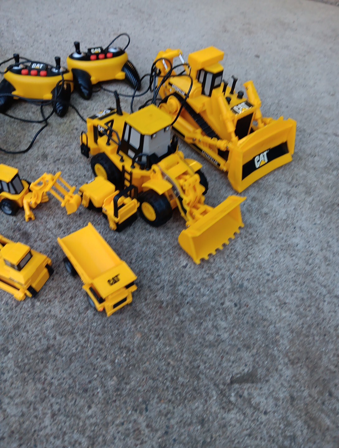 Toy State Caterpillar CAT Wired Remote Control Bulldozer Lot ...