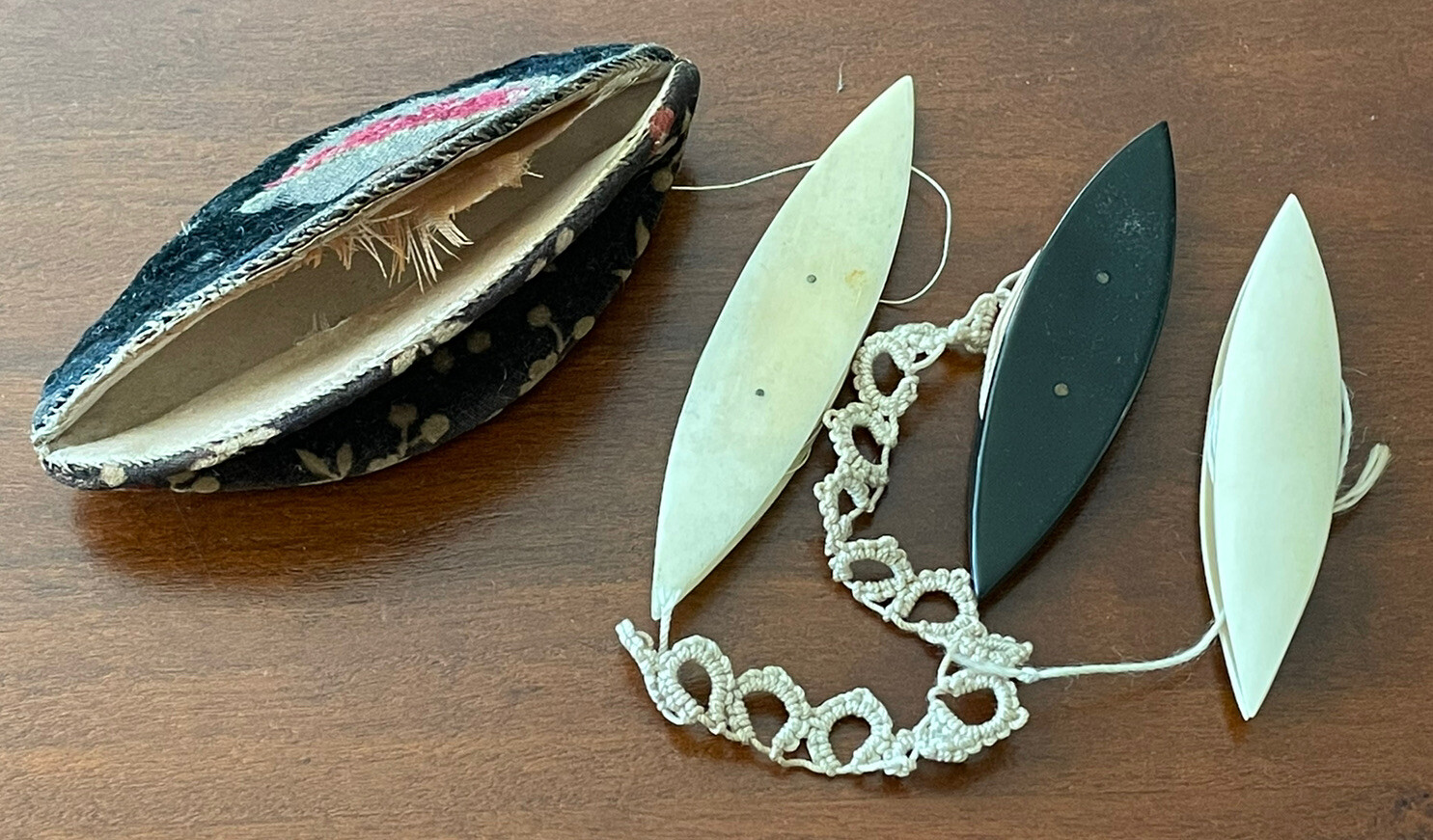 Vintage Celluloid Tatting Shuttles (3) and Velvet Case | eBay