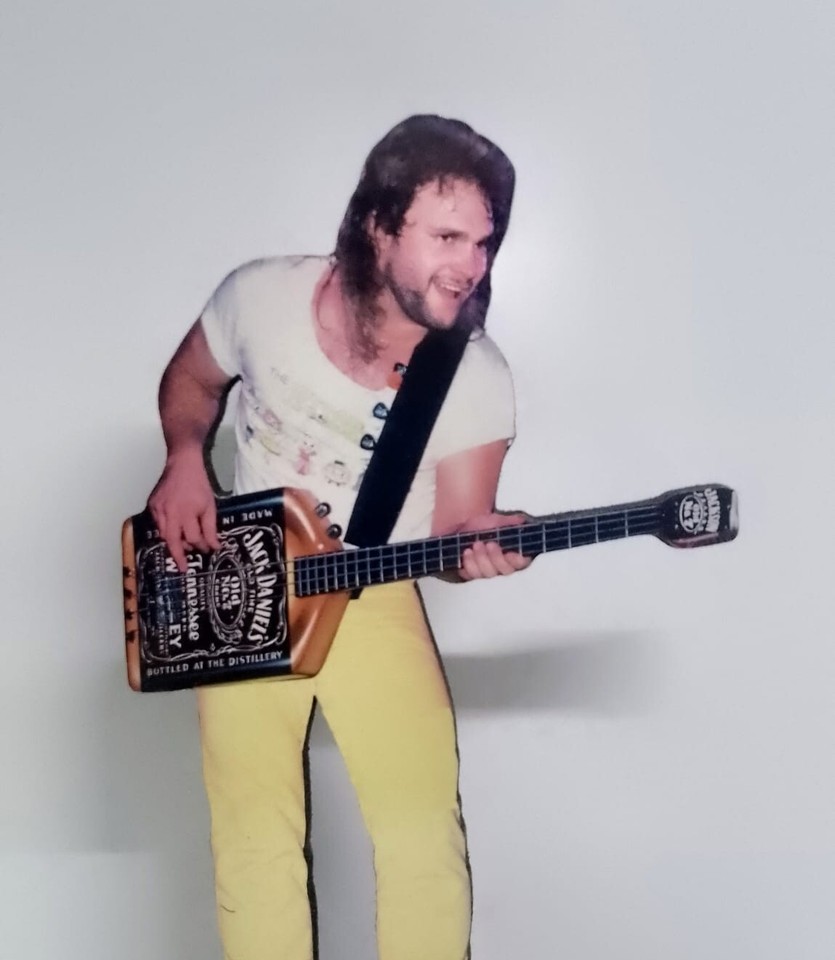 MICHAEL ANTHONY VAN HALEN - WOOD FIGURE - 20 cm fibreboard - Argentina ...