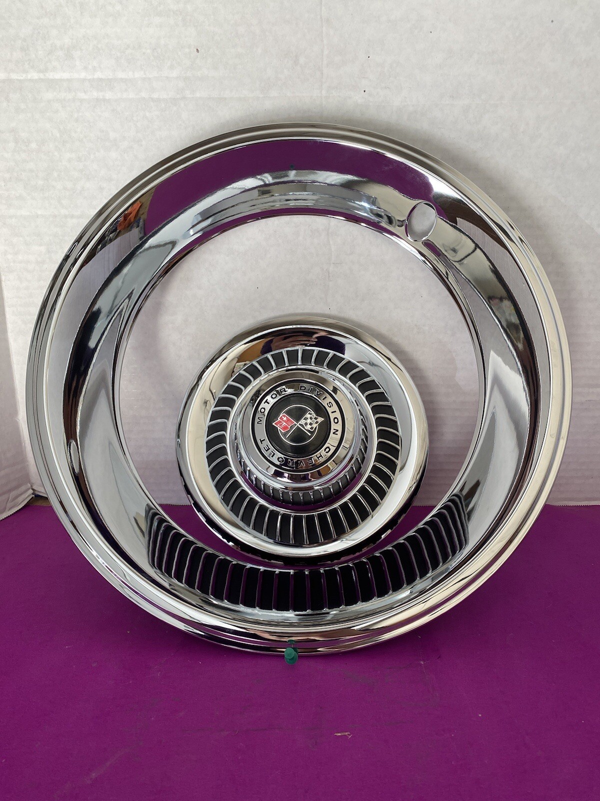 (4)CHEVROLET DERBY CENTER CAPS W LOGO(4)BEAUTY RINGS FOR THE 15x8 RALLY ...