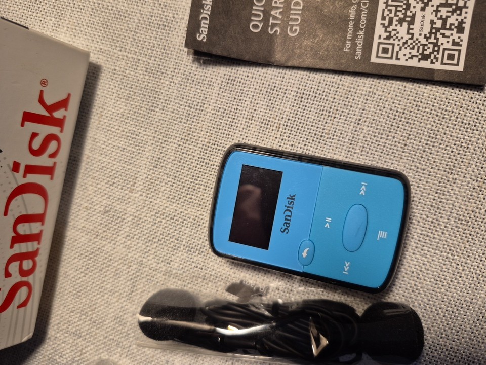 SanDisk Clip Jam MP3 Player Teal, 8GB, 1" Display, FM Radio, MicroSD ...