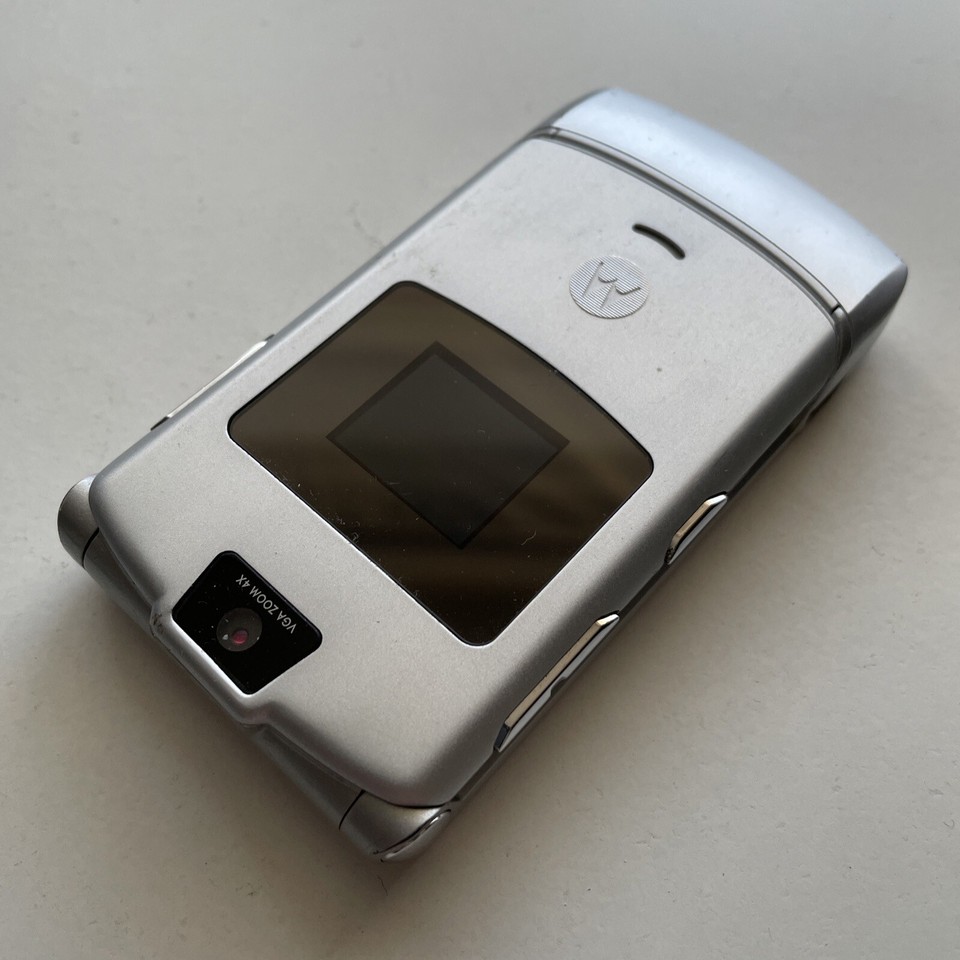MOTOROLA Silver RAZR V3 Ultra Slim Flip Mobile Phone. BOXED (2004 ...