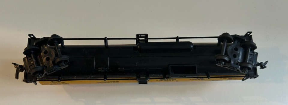 HO Scale Hudson’s Bay Oil and Gas Tank Car UTLX 77976 | eBay