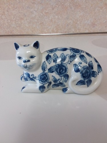 Adorable Bella Casa by Ganz Cat Figurine Blue & White Roses Flower 6 ...