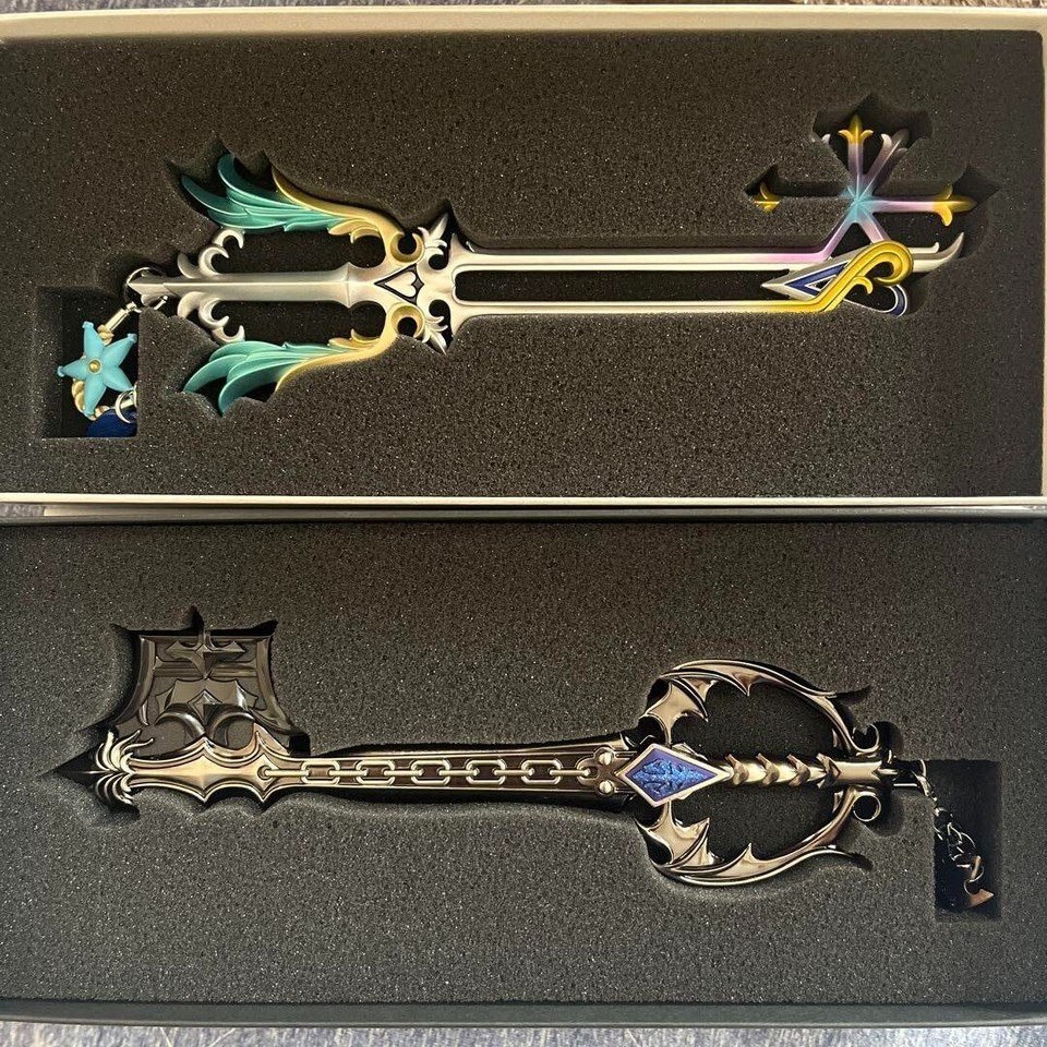 Kingdom Hearts Key Set of 2 Disney Ambassador Hotel Keyblade Room 2022 ...
