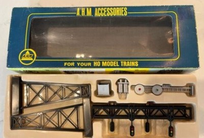 AHM 5613 HO 2 Track Span Gantry W/4 Block Signal/Traget/Relay House ...
