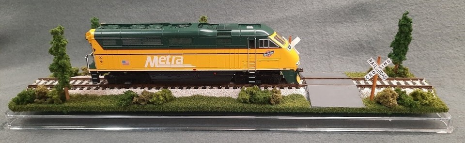 HO SCALE 16" SINGLE TRACK- TRAIN DISPLAY CASE-SUMMER SCENE-w/ RAILROAD ...