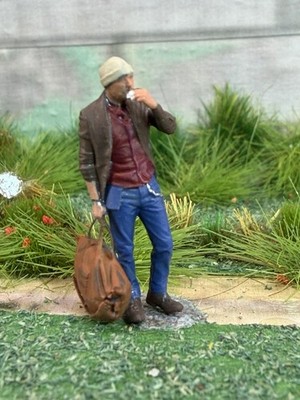 OO GAUGE Model Railway Figure Man With Kit Bag And Sandwich 3d Printed ...